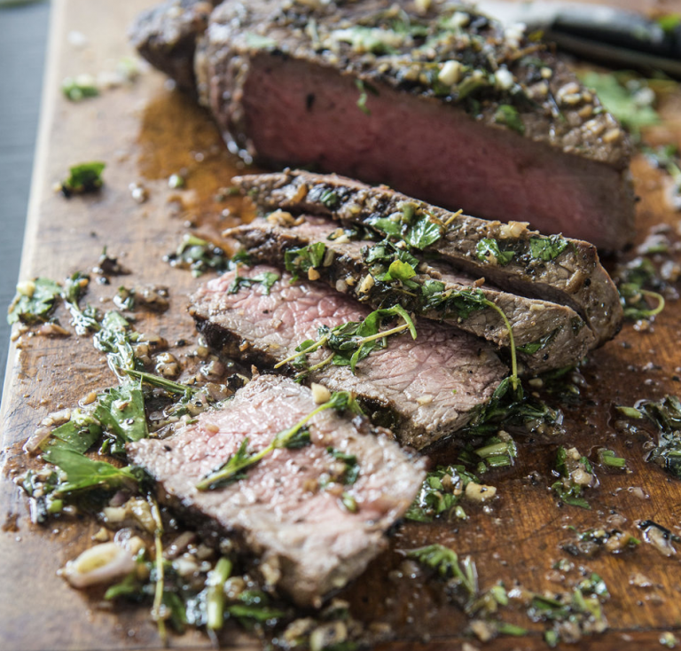 Contre-filet de bœuf grillé, marinade aux herbes fraîches et au vieux ...