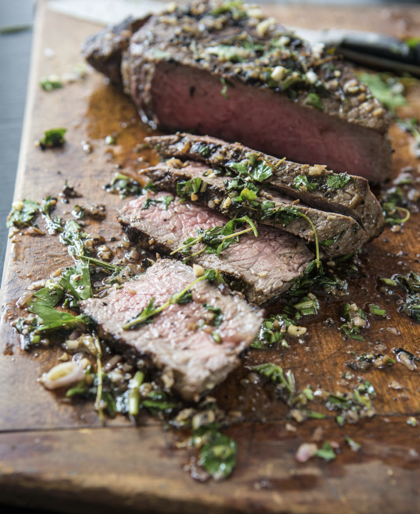 Contre-filet de bœuf grillé, marinade aux herbes fraîches et au vieux ...
