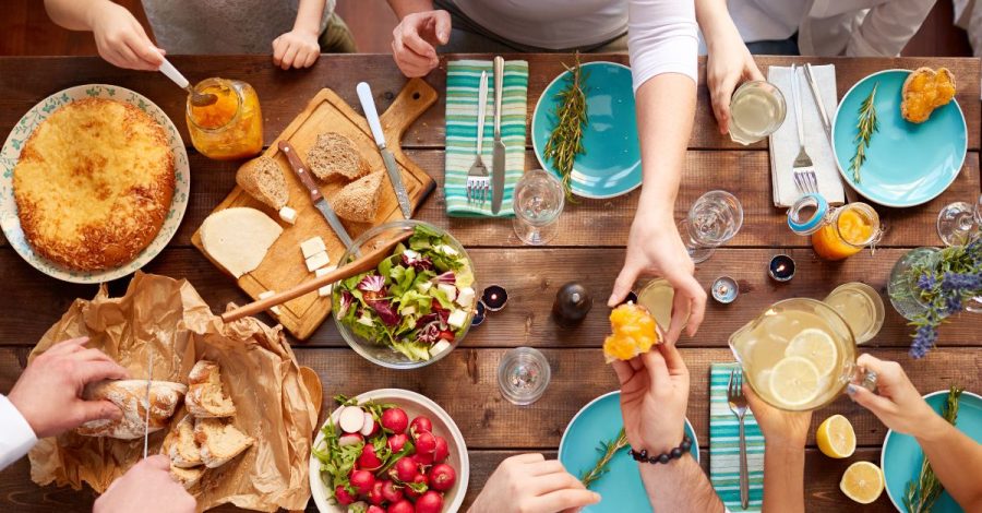 Manger ensemble : Quels sont les bienfaits de partager un repas? - Les ...